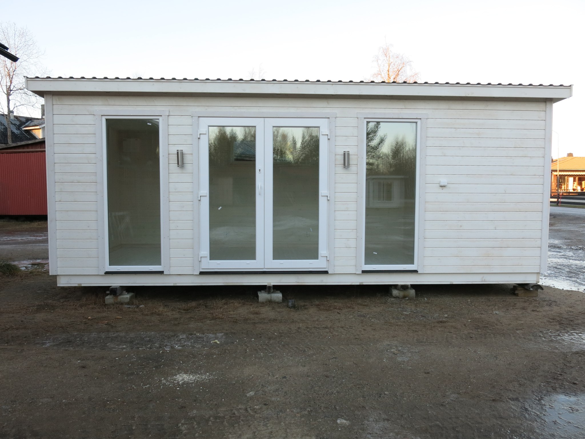 Stuga med toalett. Här kan ni inreda med bl.a. förbrännigstoalett