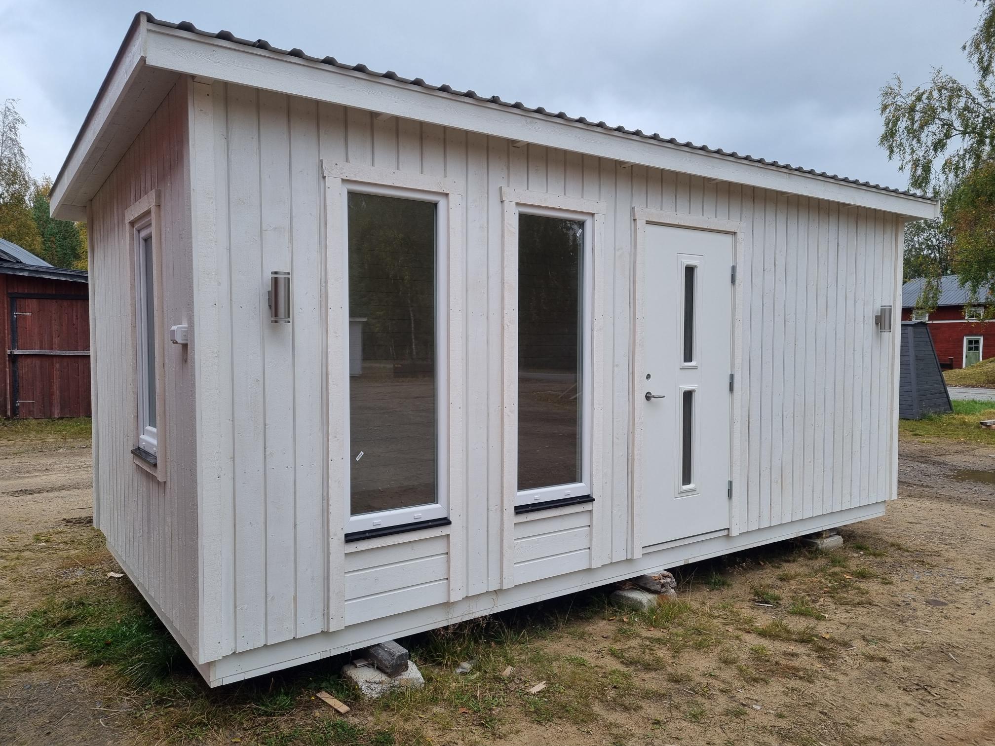 friggebod med vitmålad väggpanel - Håknäs Trävaror