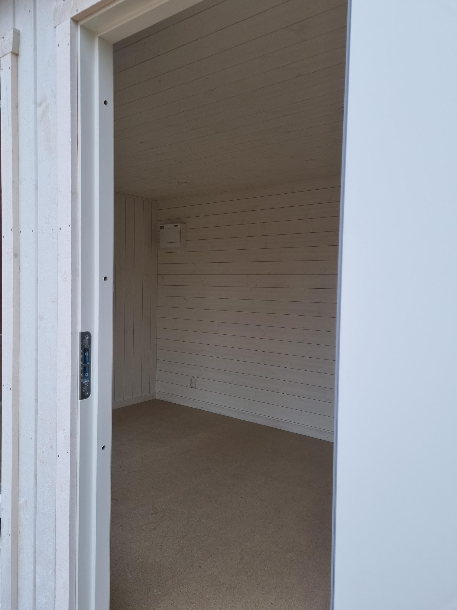 friggebod med vitmålad väggpanel - Håknäs Trävaror