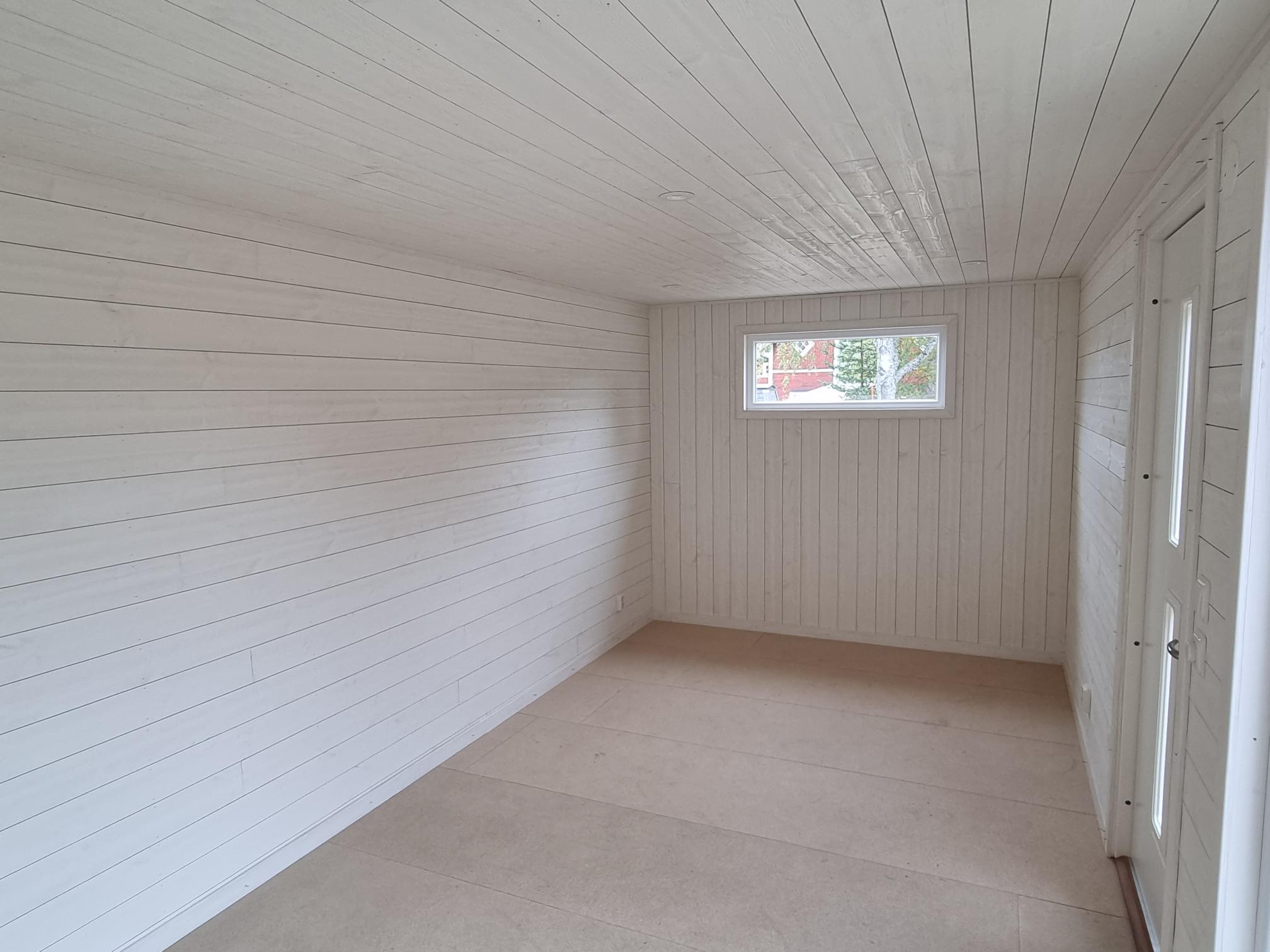 friggebod med vitmålad väggpanel - Håknäs Trävaror